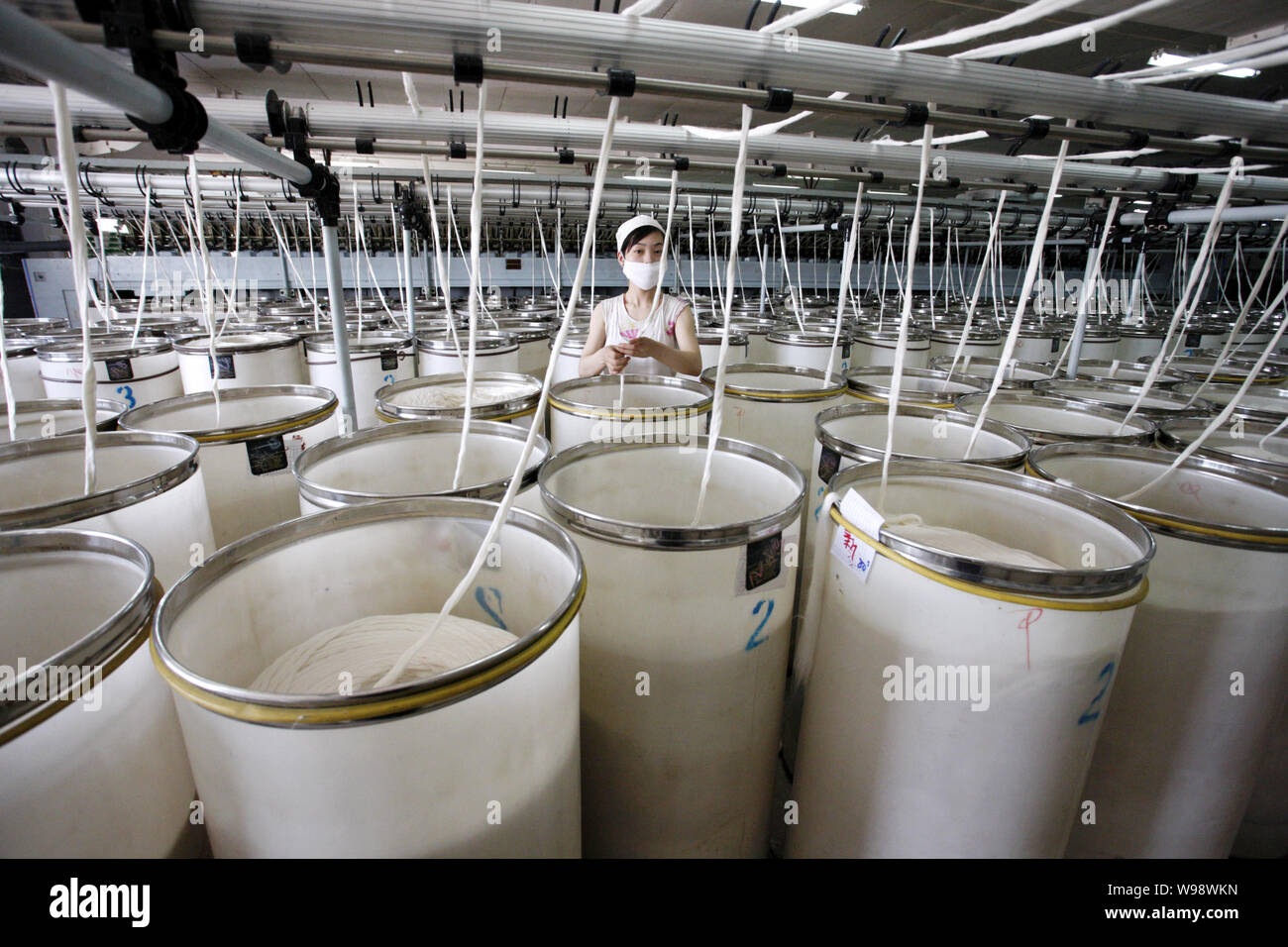 Female factory worker china hi-res stock photography and images - Alamy