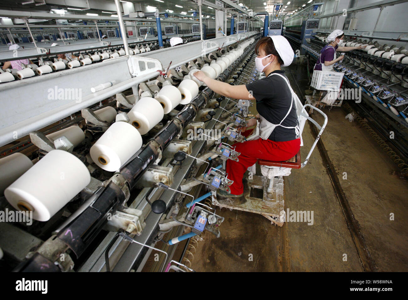 Female Chinese workers handle the production of yarn to be exported to ...