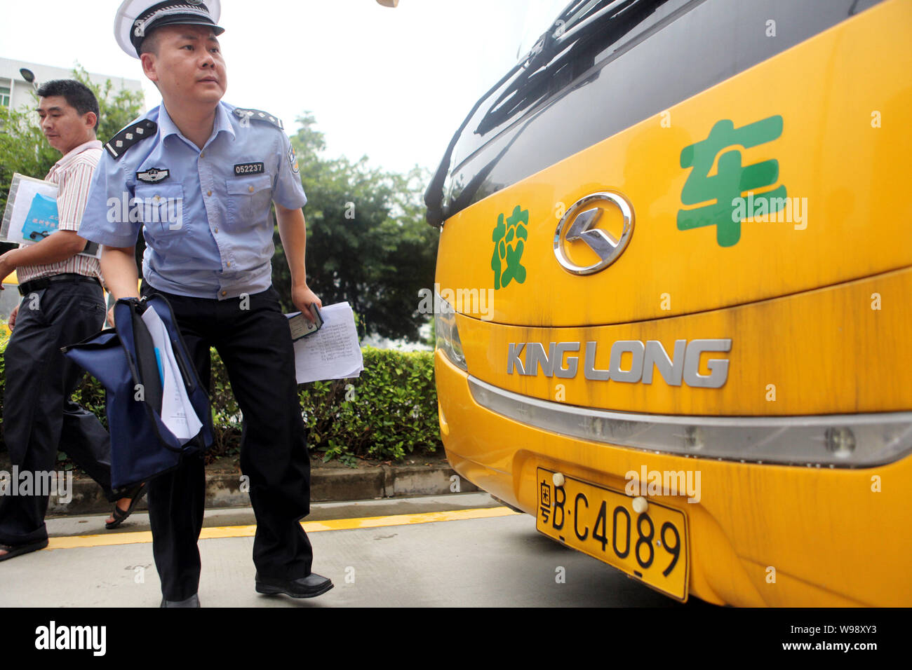 China shool bus hi-res stock photography and images - Alamy