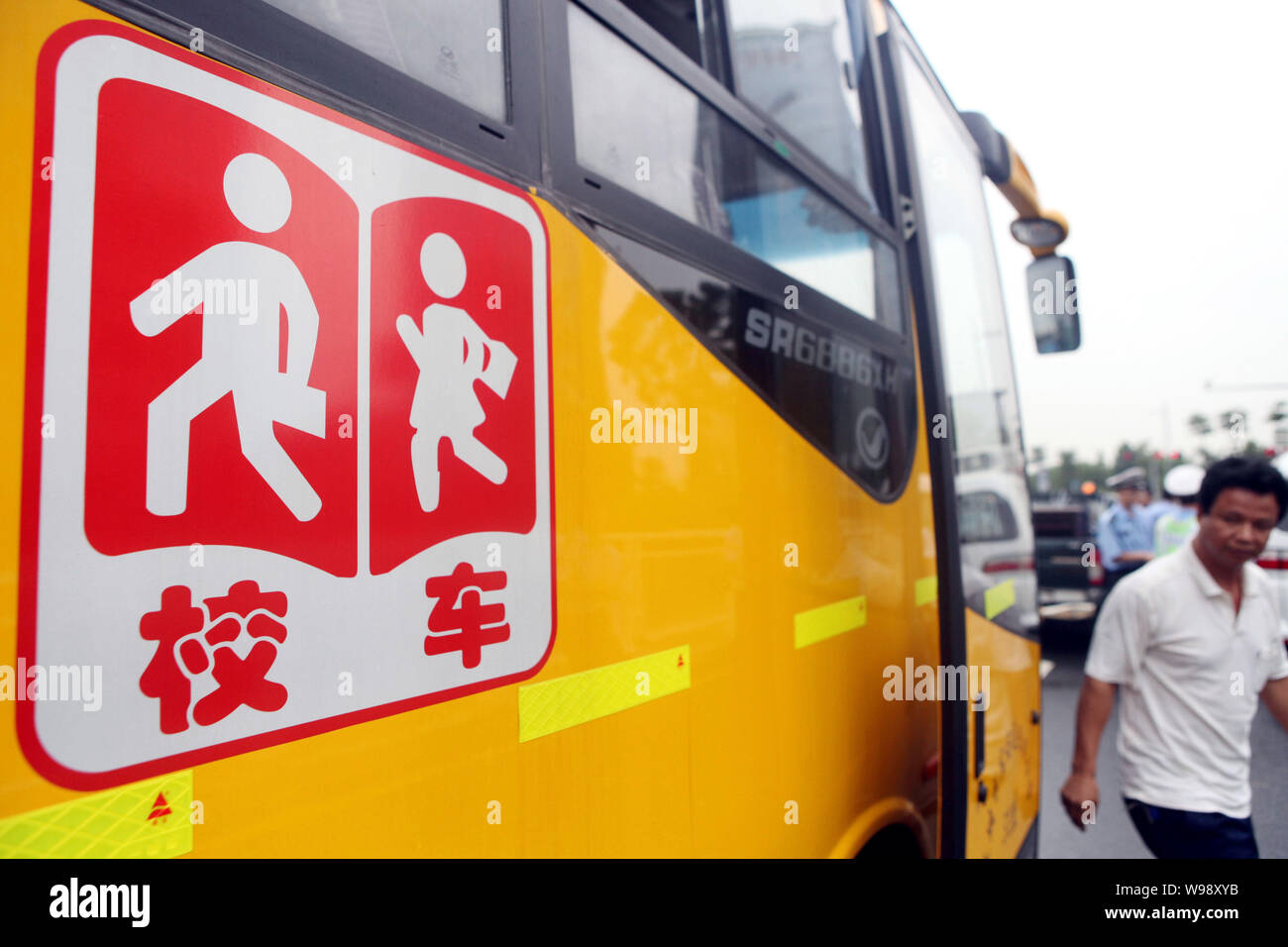 China shool bus hi-res stock photography and images - Alamy