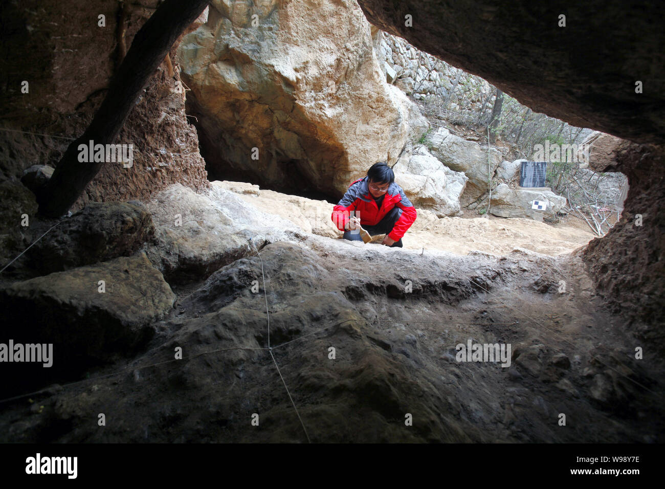 Stone age cave hi-res stock photography and images - Alamy