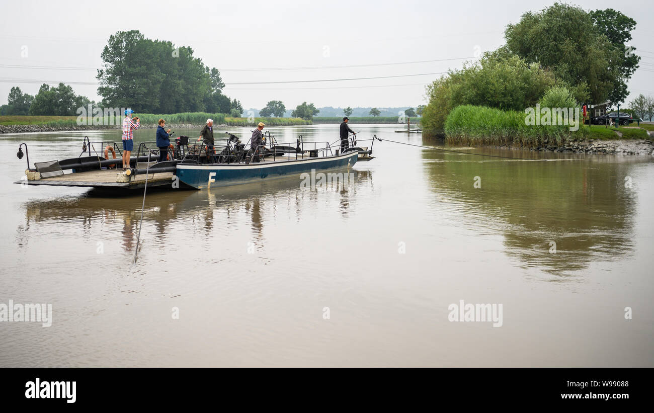 Rope pulled ferry hi-res stock photography and images - Alamy