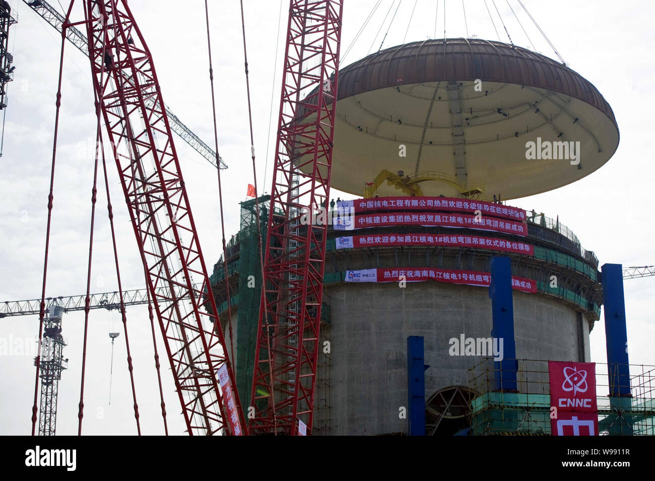 The dome is being hoisted onto the containment structure for the No.1 ...