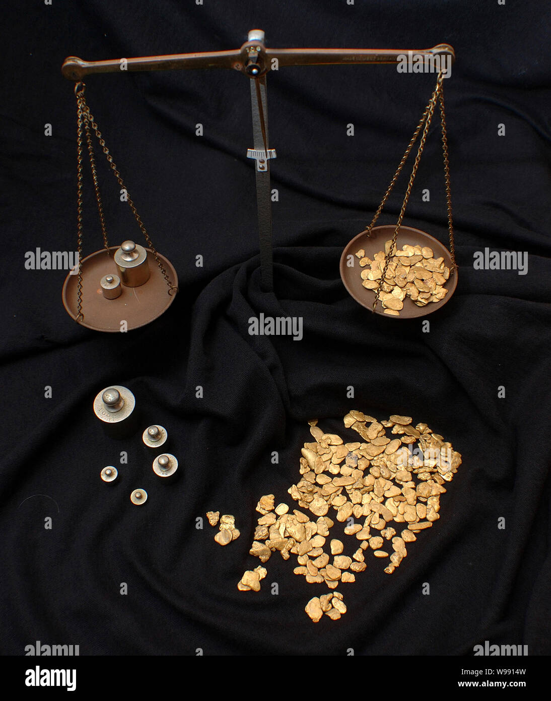 Old fashioned scales hi-res stock photography and images - Alamy