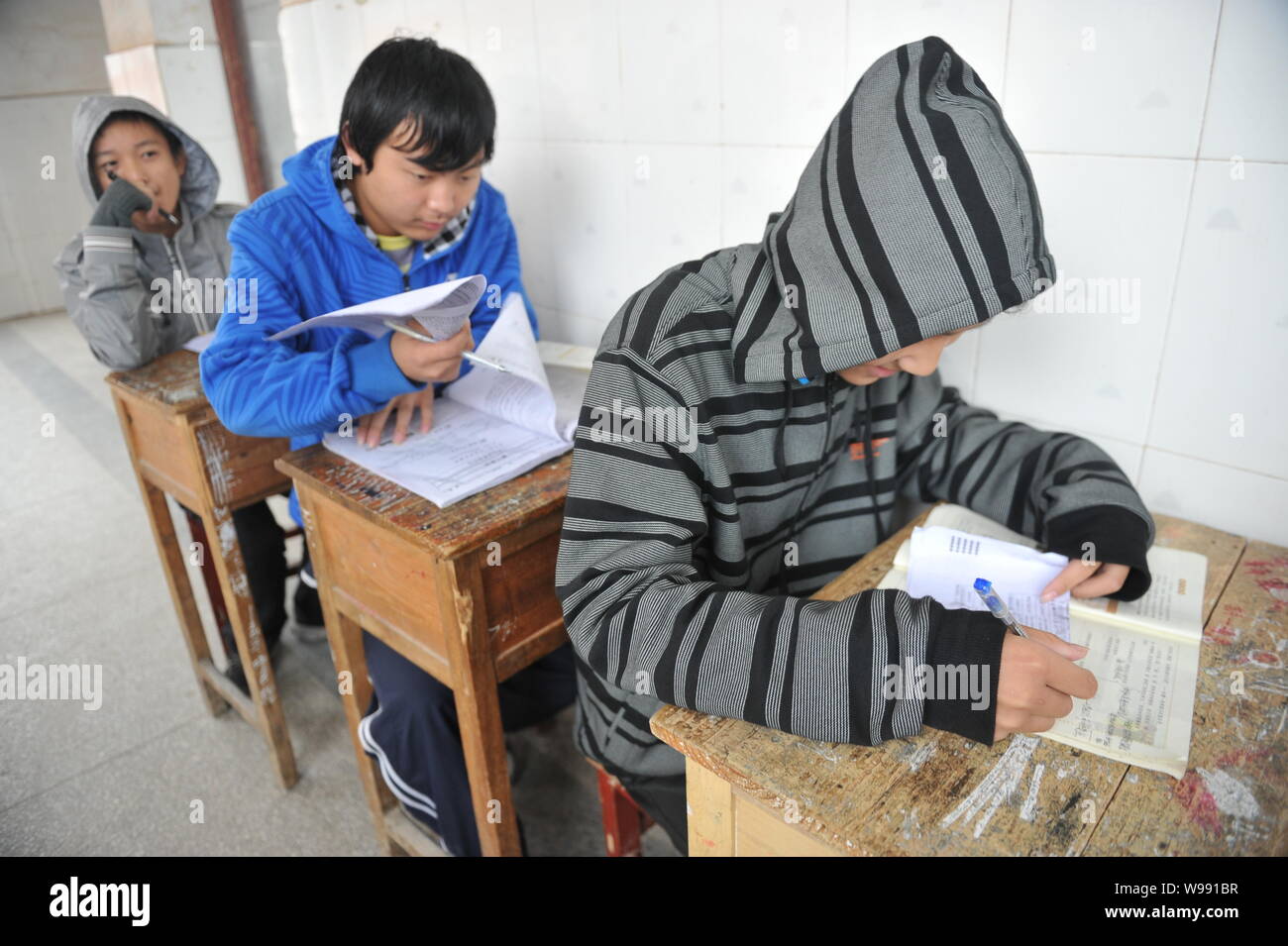 Students outside classroom hi-res stock photography and images - Alamy