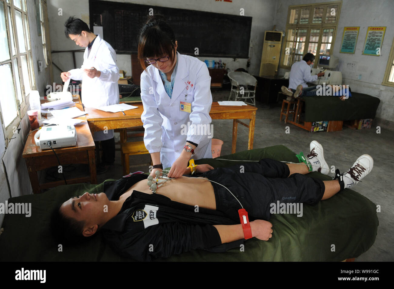 Young chinese men in military hi-res stock photography and images - Alamy