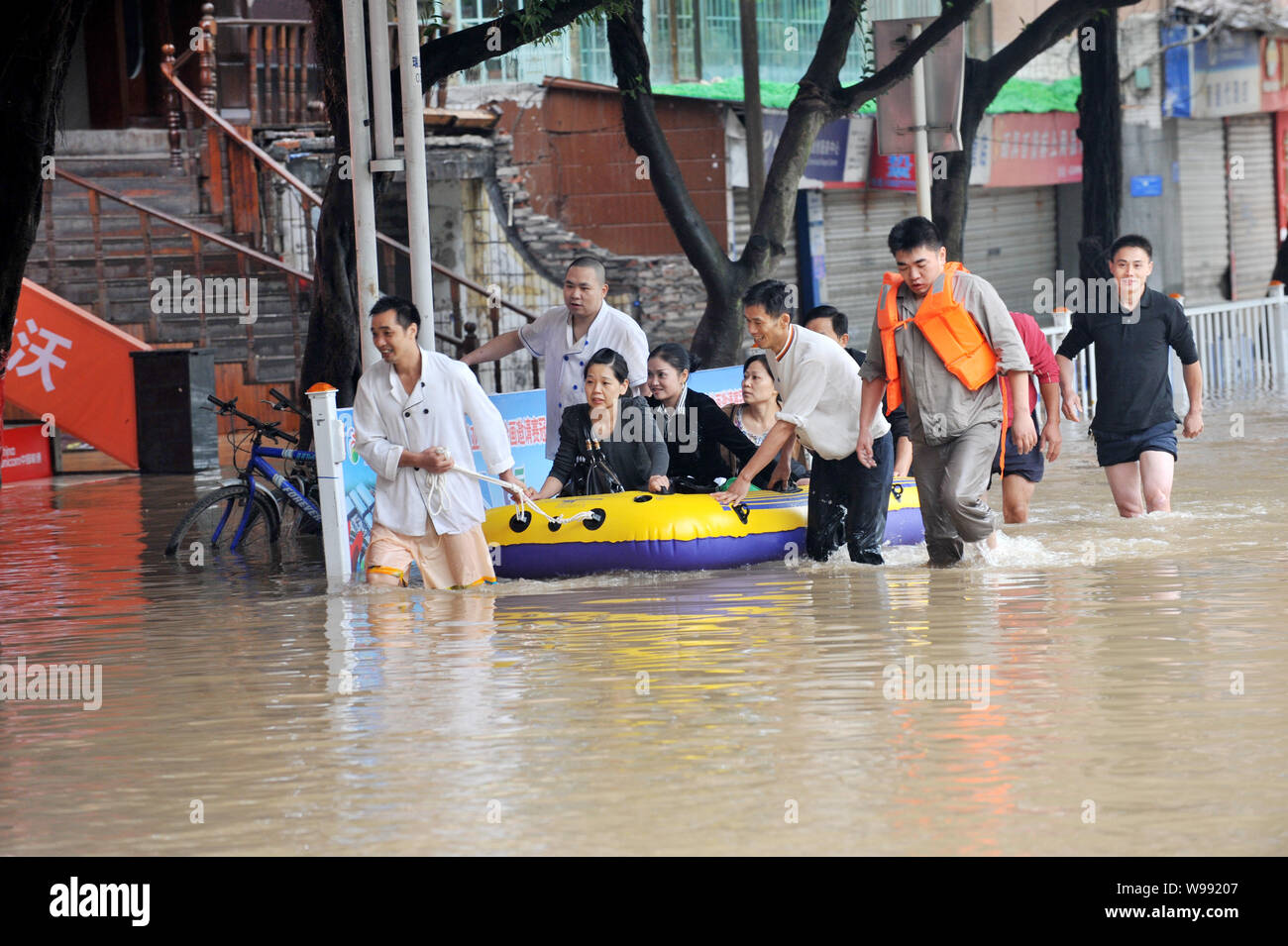 Raft in floods hi-res stock photography and images - Alamy