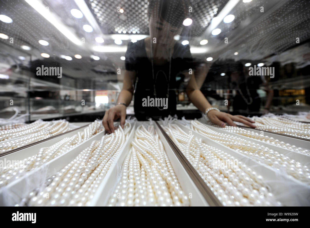 Chinese freshwater pearls hi-res stock photography and images - Alamy