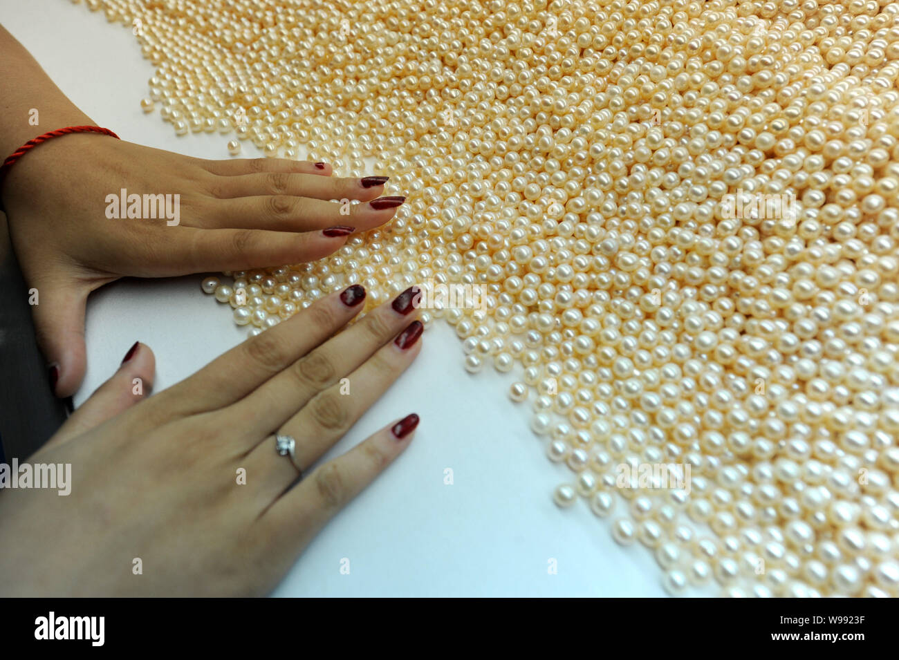 Chinese freshwater pearls hi-res stock photography and images - Alamy