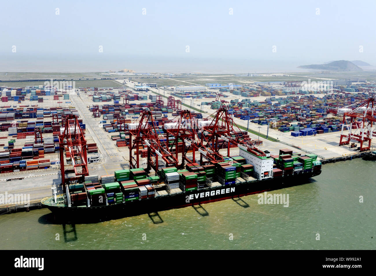 Shanghai harbour aerial hi-res stock photography and images - Alamy
