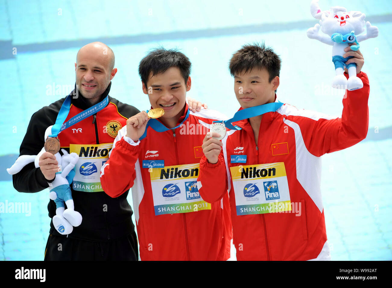 (From left) Bronze medalist Pavlo Rozenberg of Germany, Chinas gold ...