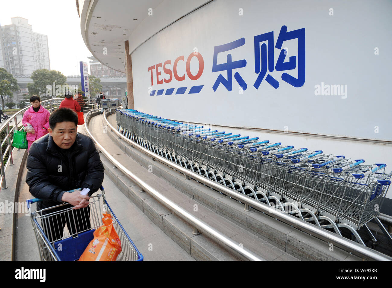 --FILE--Chinese customers go shopping at a Tesco supermarket in ...