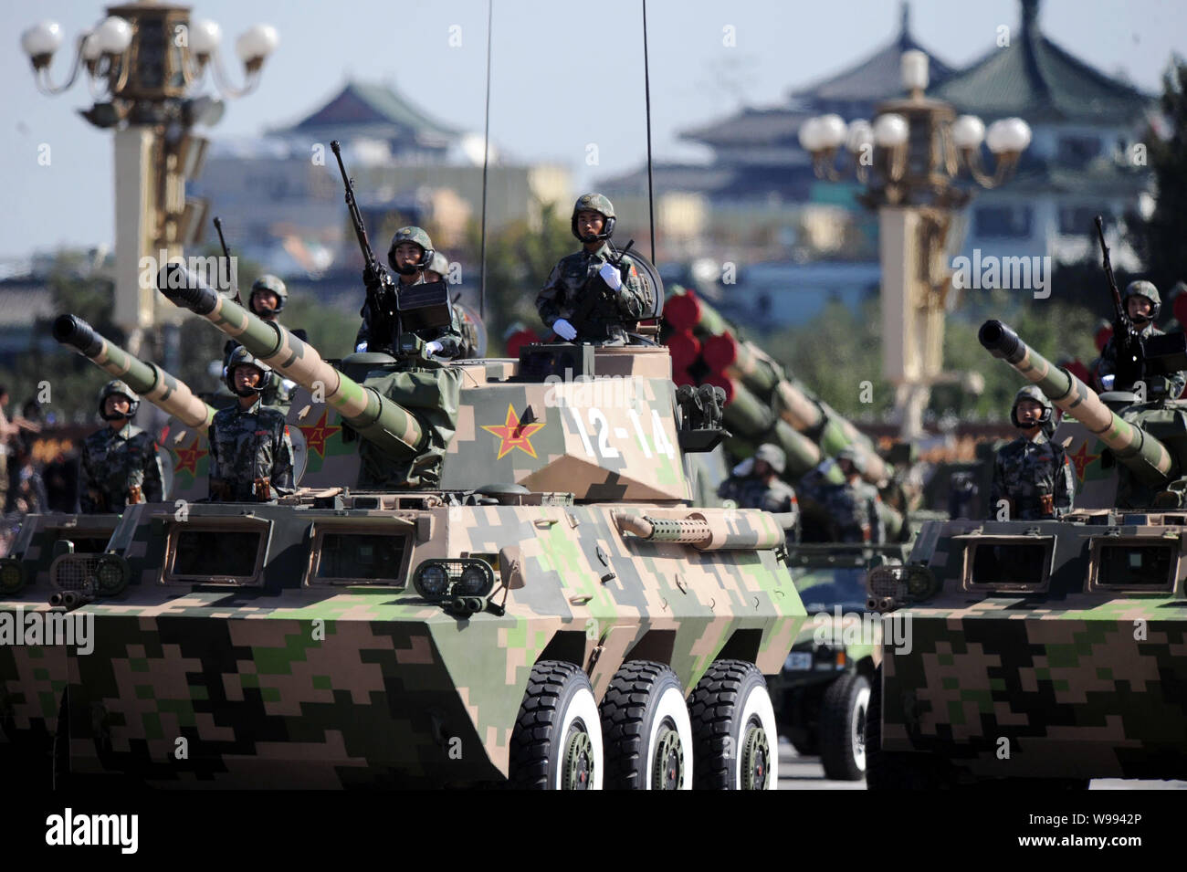 --File-- Chinese vehicles armed with cannons of PLA (Peoples Liberation ...