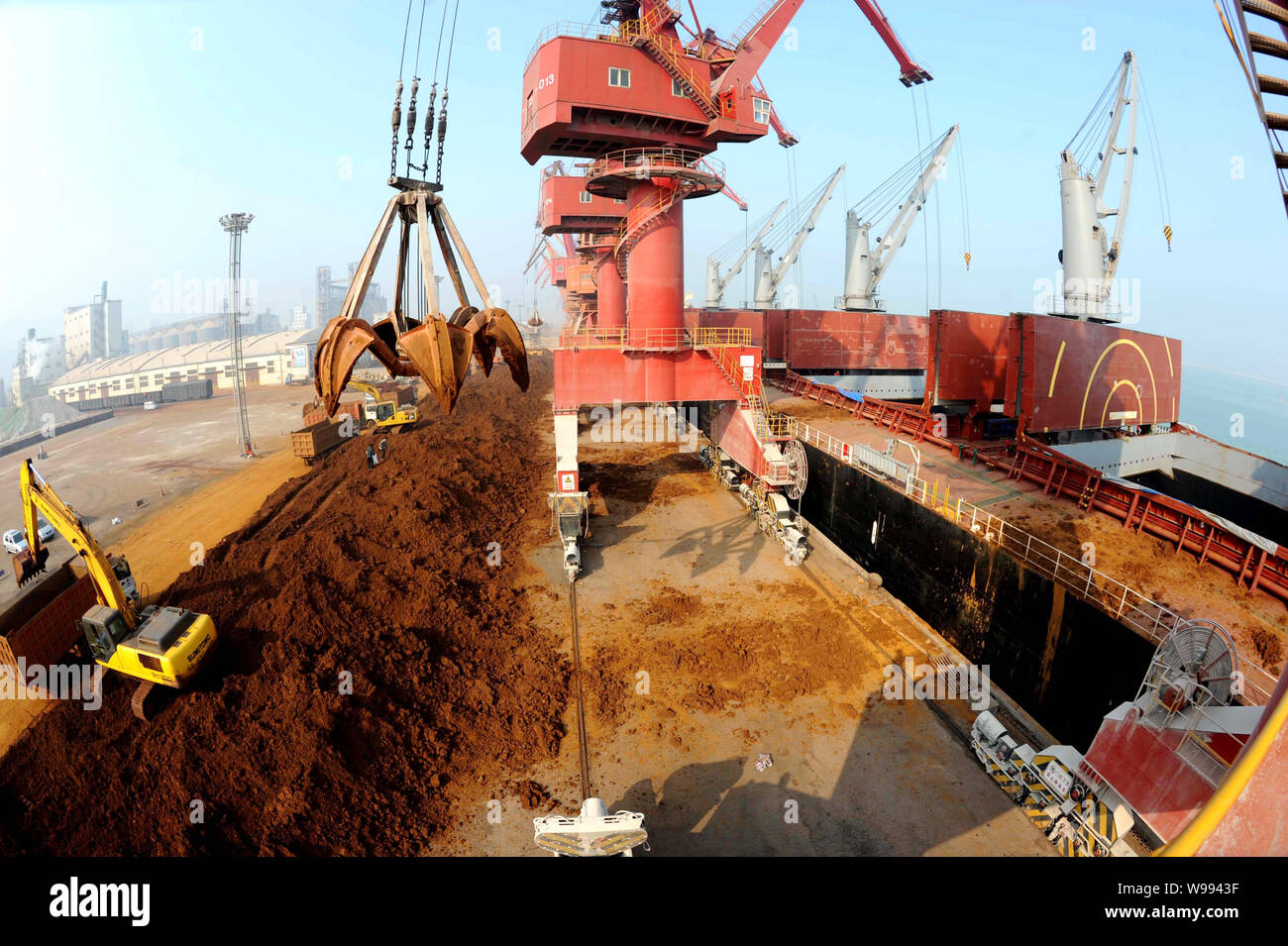 Bucket grabs hi-res stock photography and images - Alamy