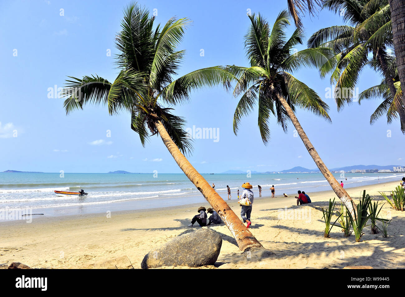 --File-- Tourists are seen on the beach of Sanya Bay in Sanya city ...