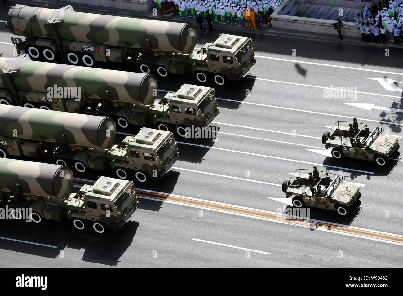 --File-- Chinese vehicles armed with Dongfeng 31A missile of PLA ...