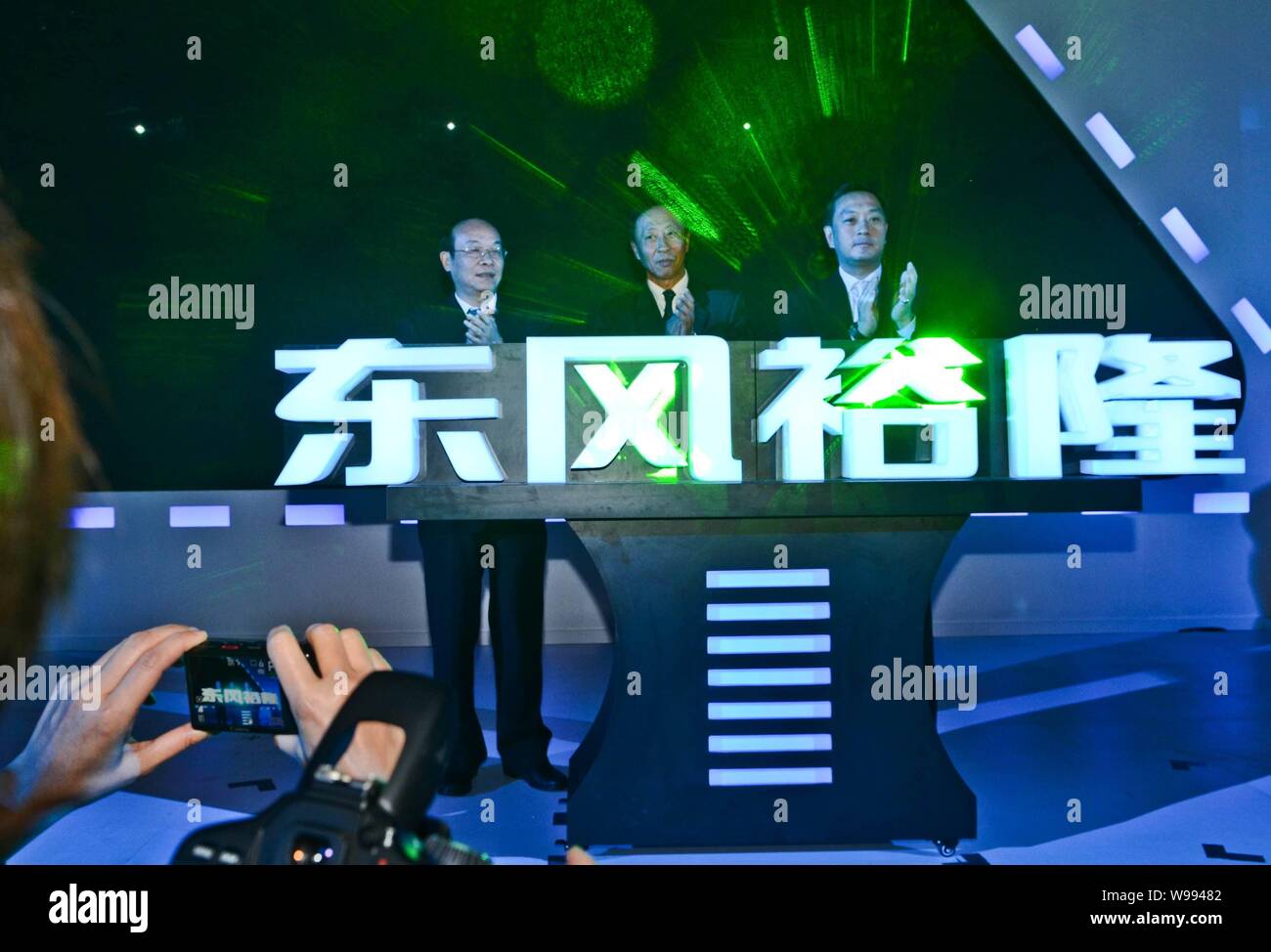 --File--Officials and top executives from Dongfeng Motor and Yulon ...