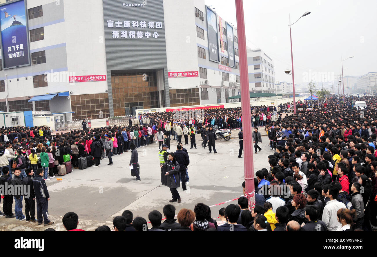 Crowds of Chinese job seekers queue up outside the Foxconn Qinghu ...