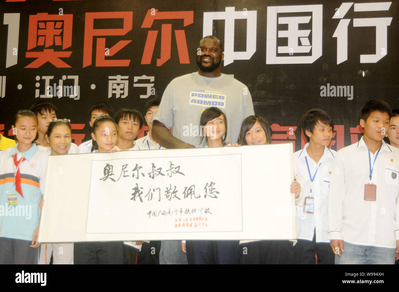 Former NBA superstar Shaquille ONeal poses with young Chinese students ...