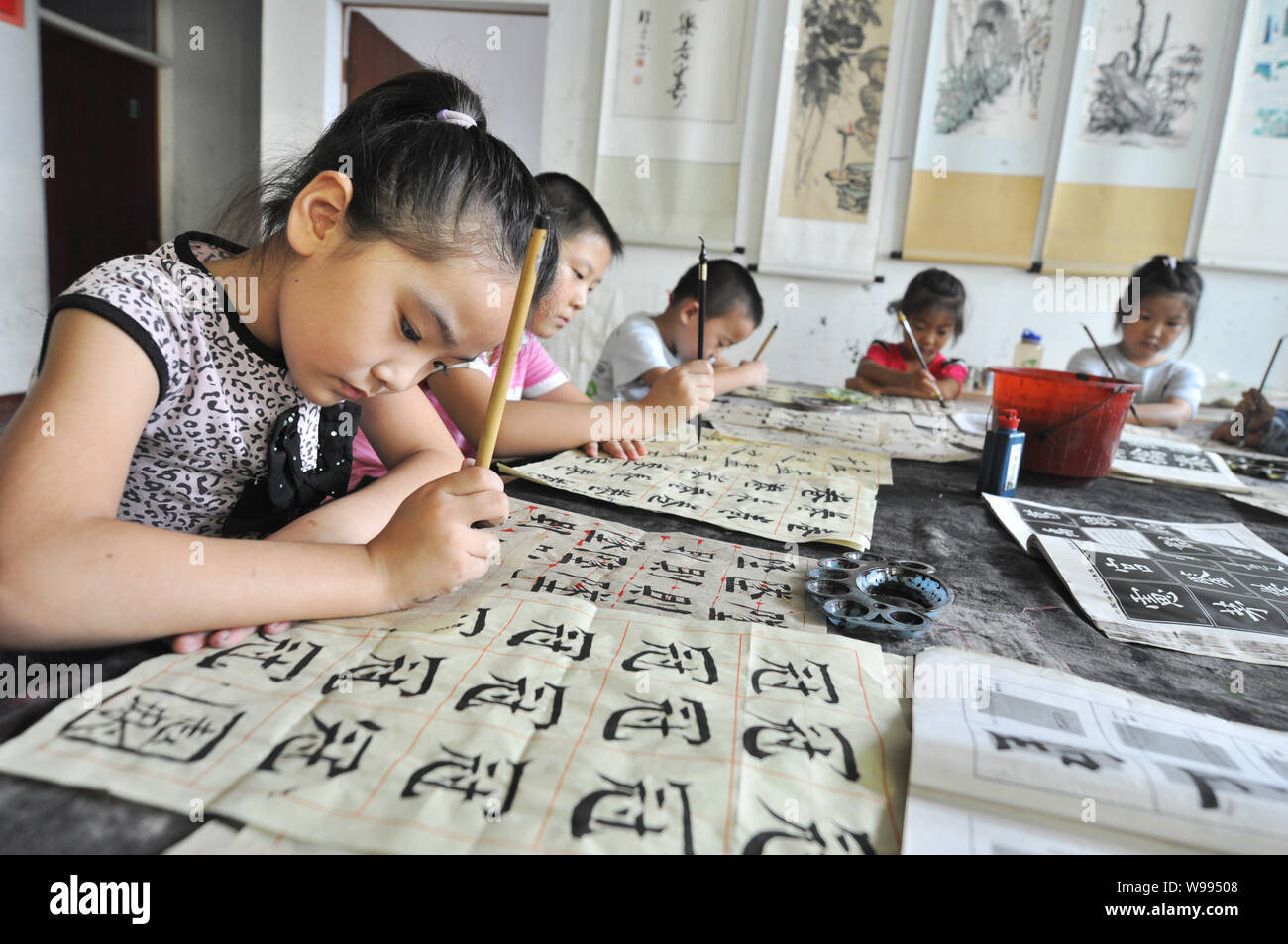 Chinese calligraphy class hi-res stock photography and images - Alamy