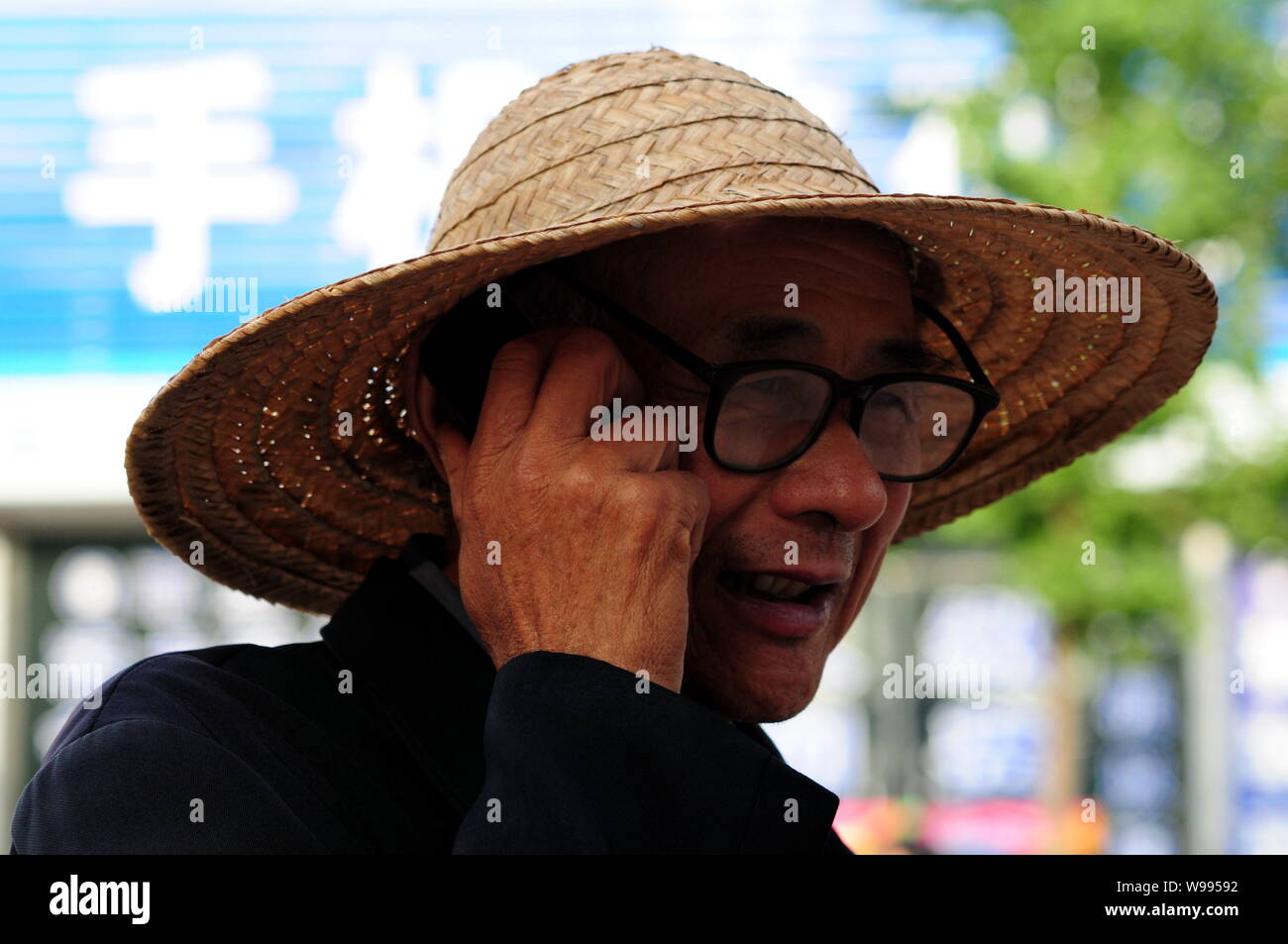 Chinese man uses mobile phone hi-res stock photography and images - Alamy