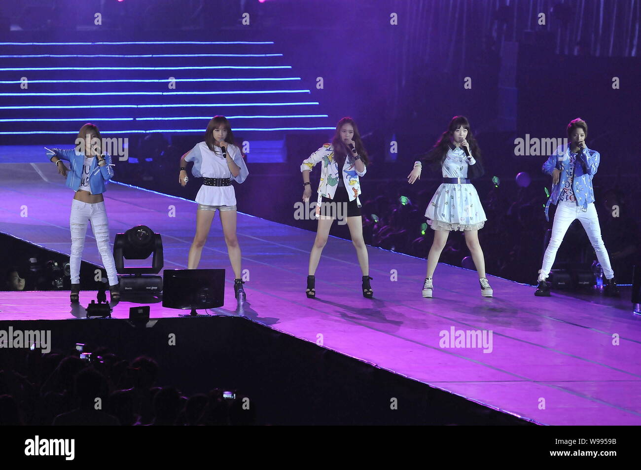 Members of f(x), a five member South Korean girl group formed by SM ...