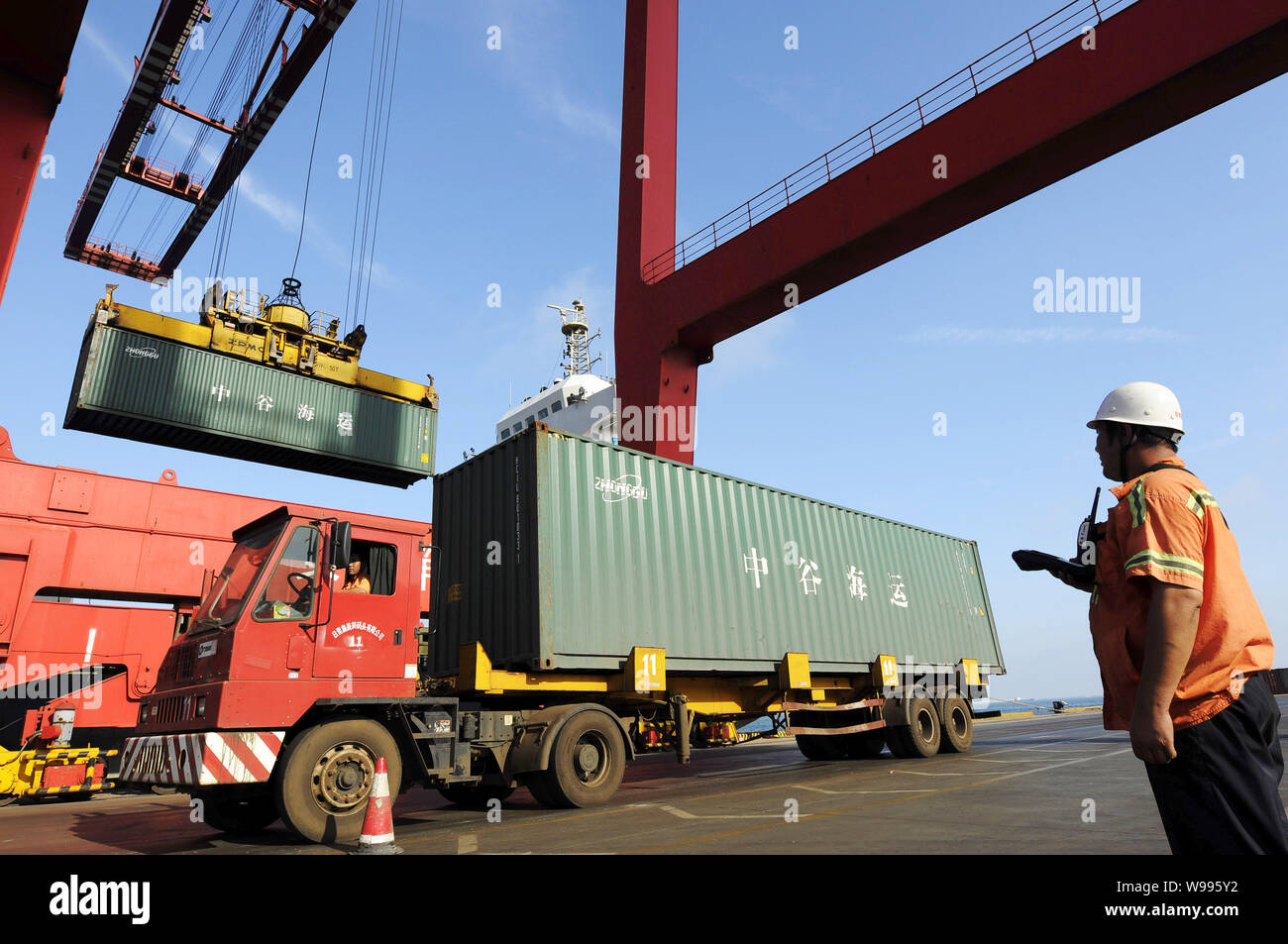 Tower crane lifting container hi-res stock photography and images - Alamy
