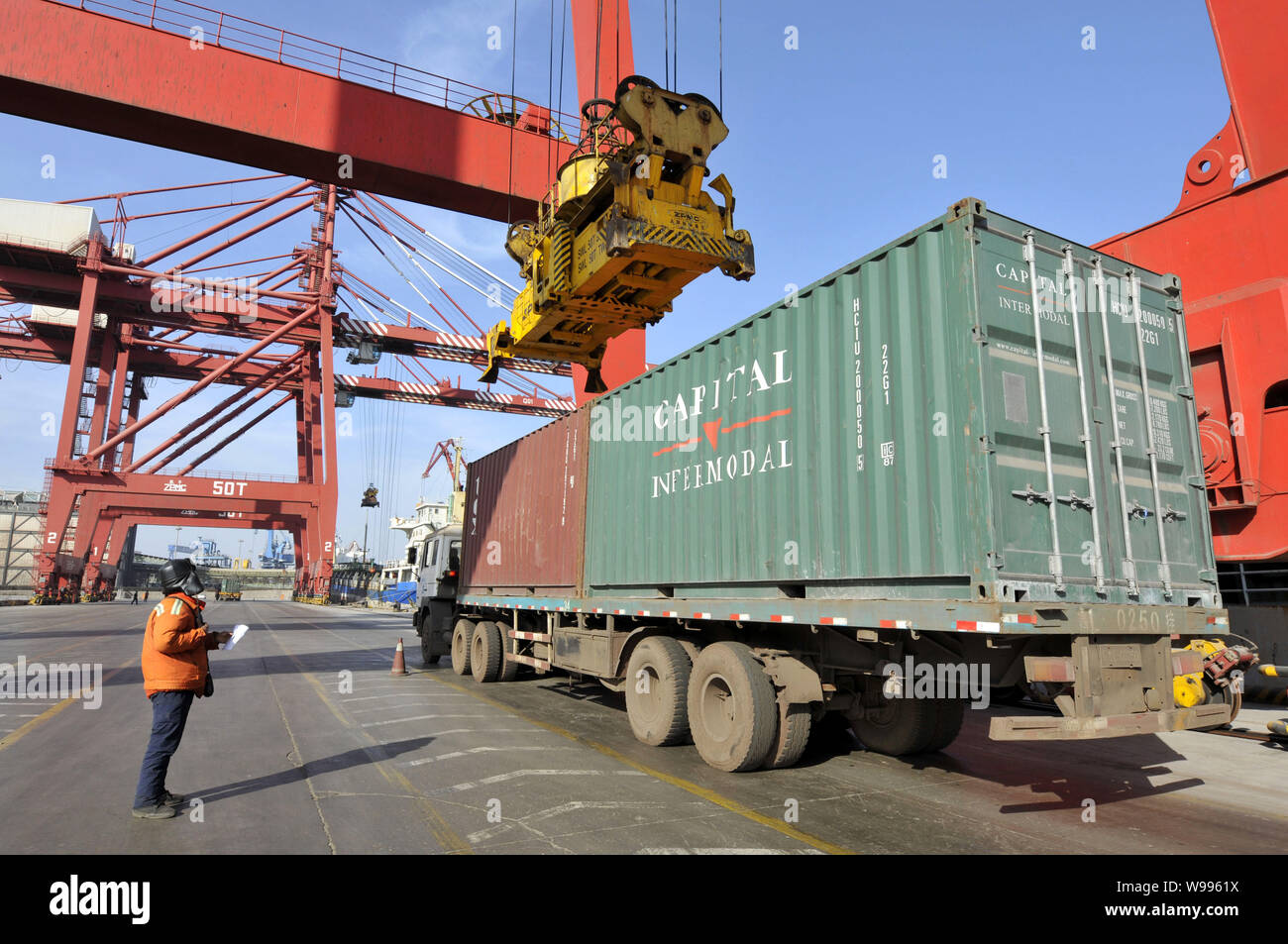 Tower crane lifting container hi-res stock photography and images - Alamy