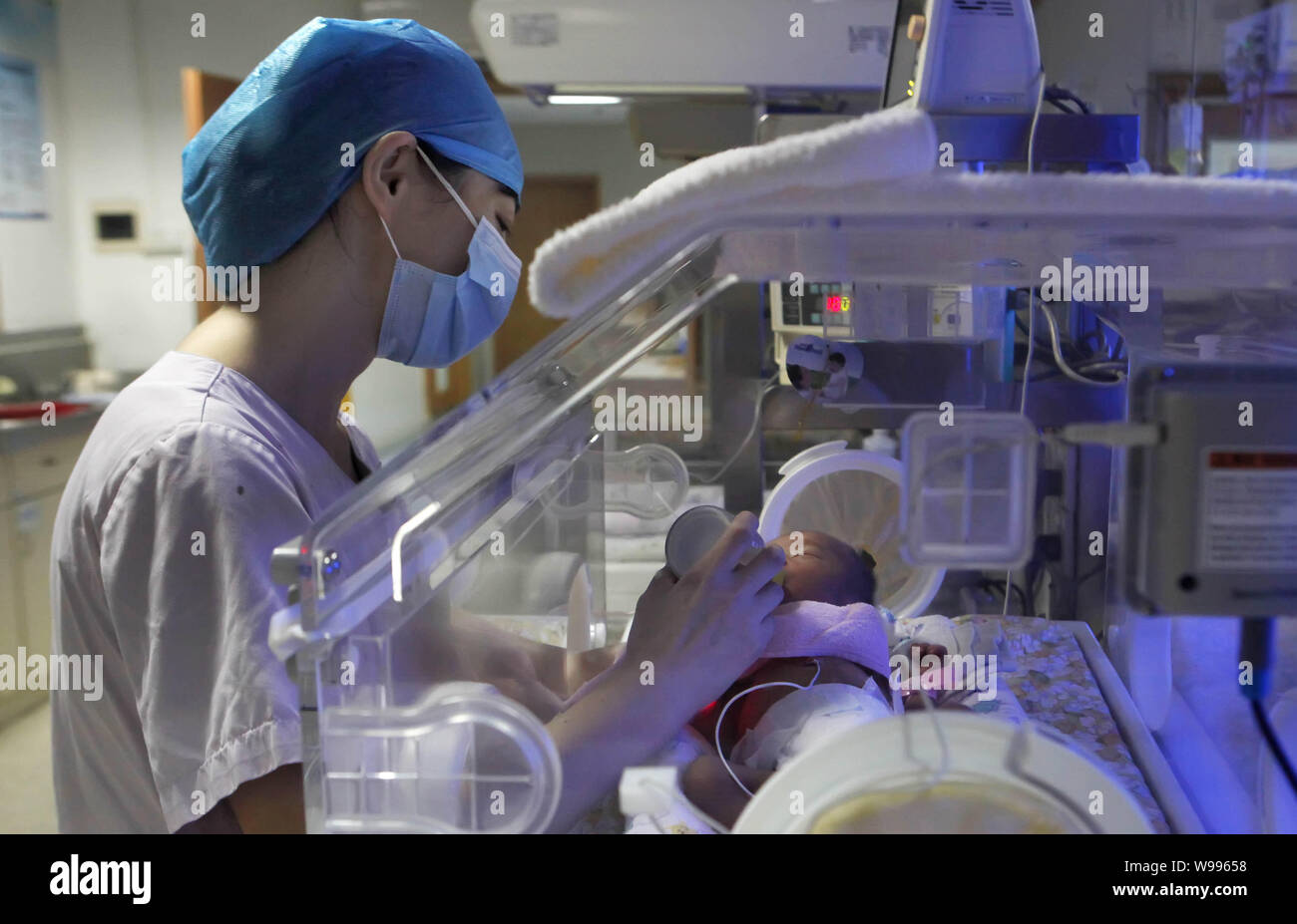 Neonatal intensive care unit hi-res stock photography and images - Alamy