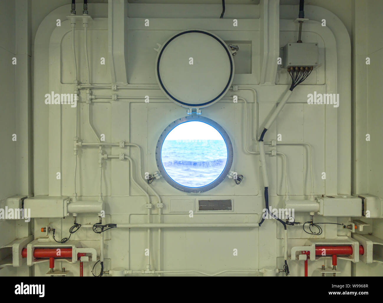 Porthole entrance hi-res stock photography and images - Alamy