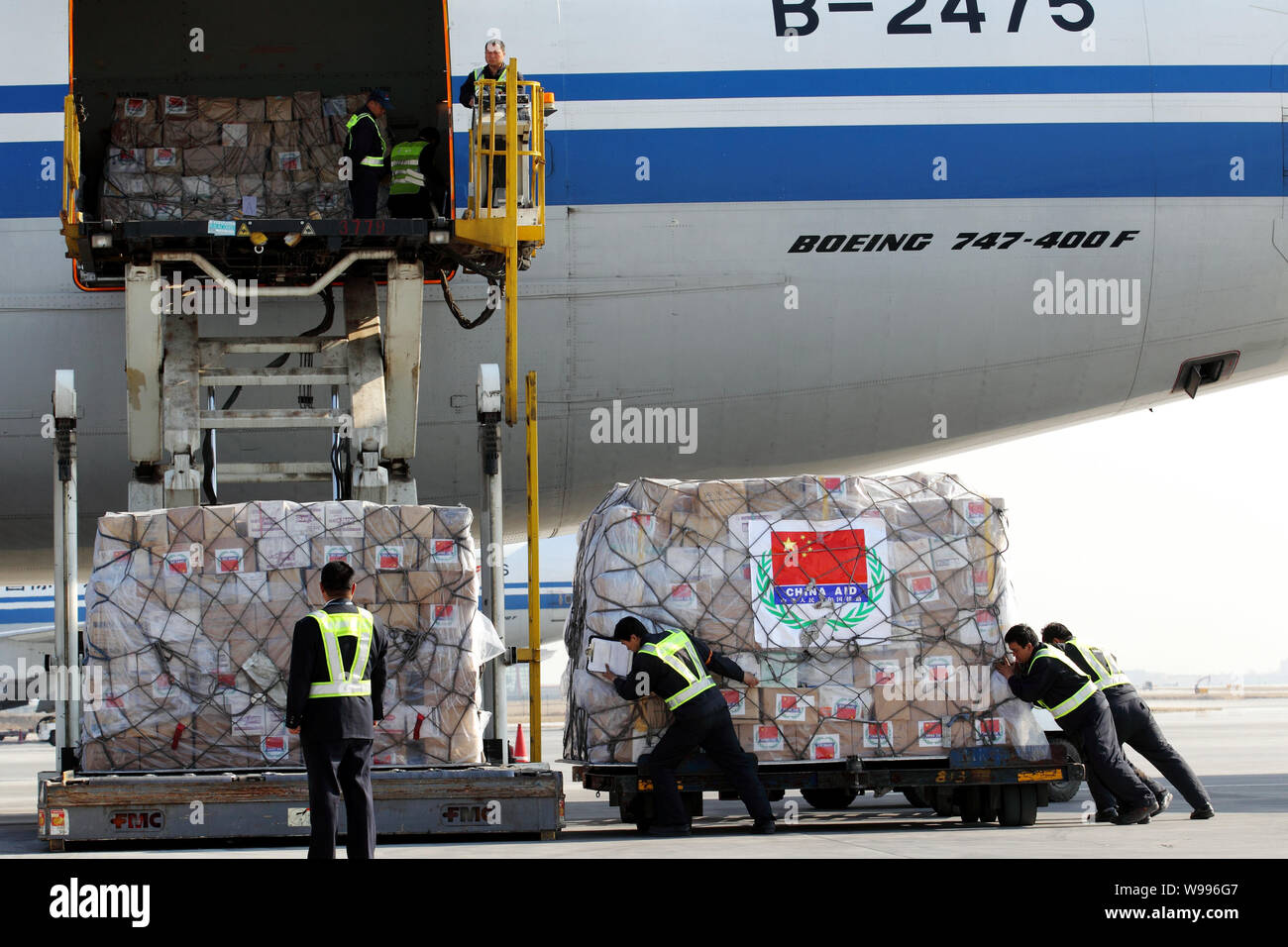 Chinese ground staff load a plane with relief materials to Japan at the ...