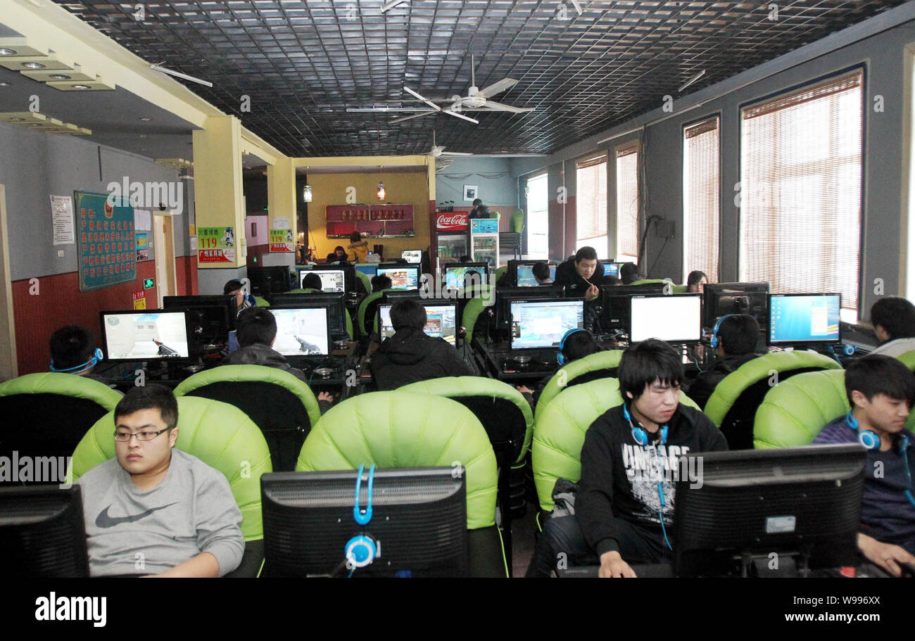 --FILE--Chinese netizens play online games at an Internet cafe in ...