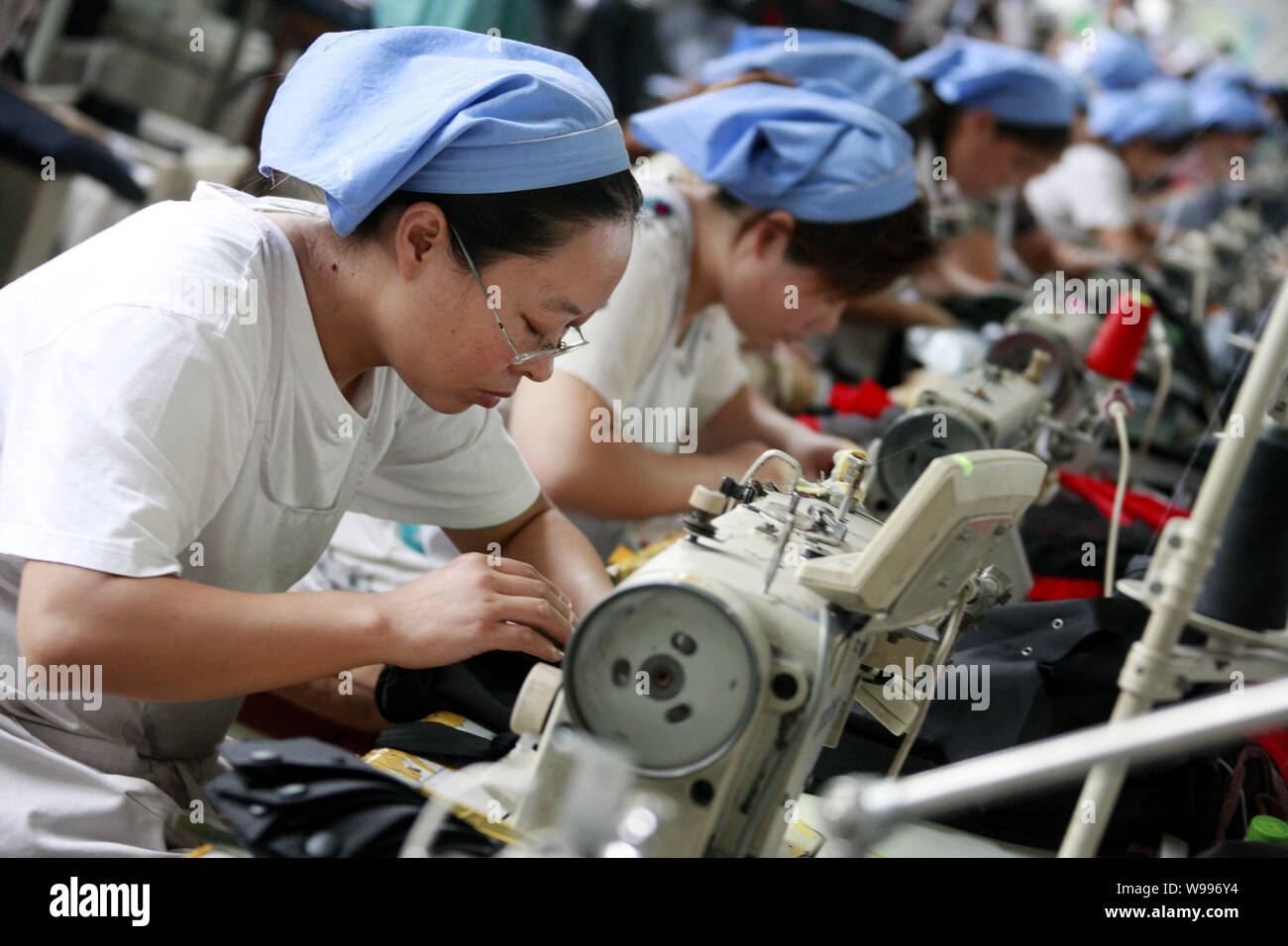 --FILE--Female Chinese workers sew clothes to be exported to southeast Asian countries at the ...