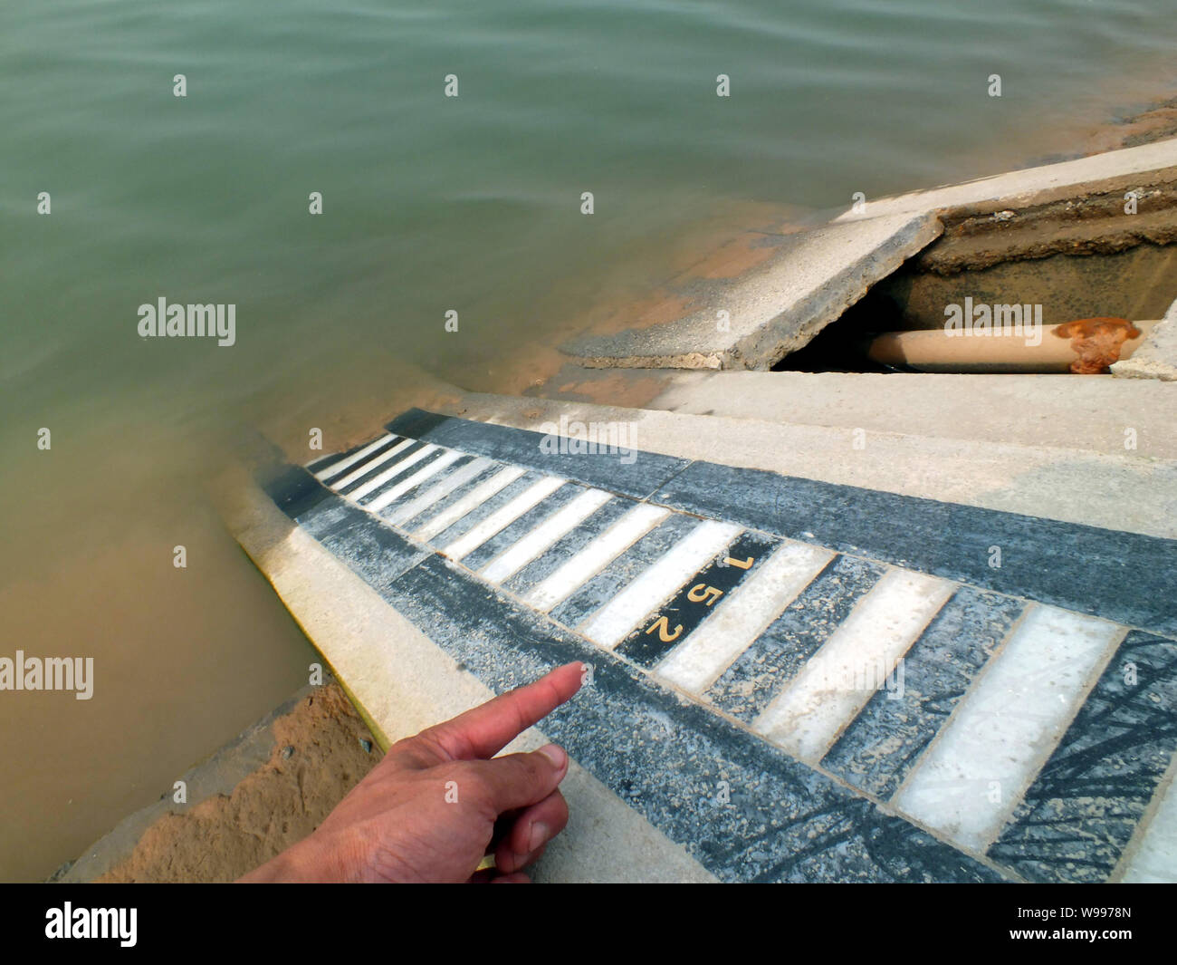 Water level marks hi-res stock photography and images - Alamy