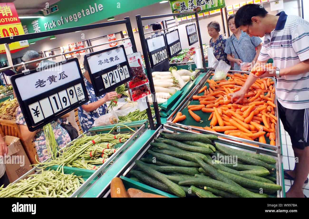 --FILE--Chinese customers shop for vegetables at a supermarket in ...