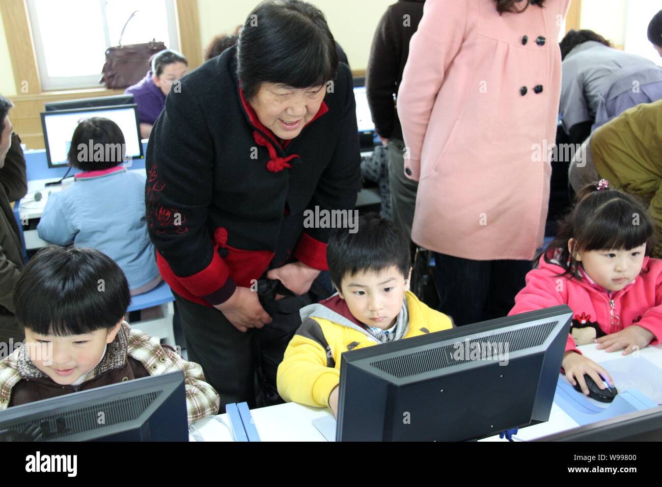 Parents and children class computer hi-res stock photography and images ...