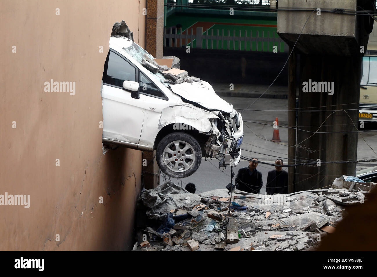 Car crashed into a wall hi-res stock photography and images - Alamy