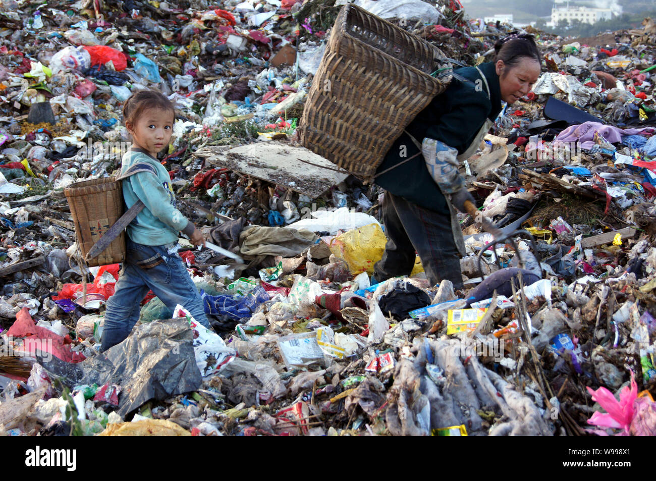 Child in a garbage dump hi-res stock photography and images - Alamy