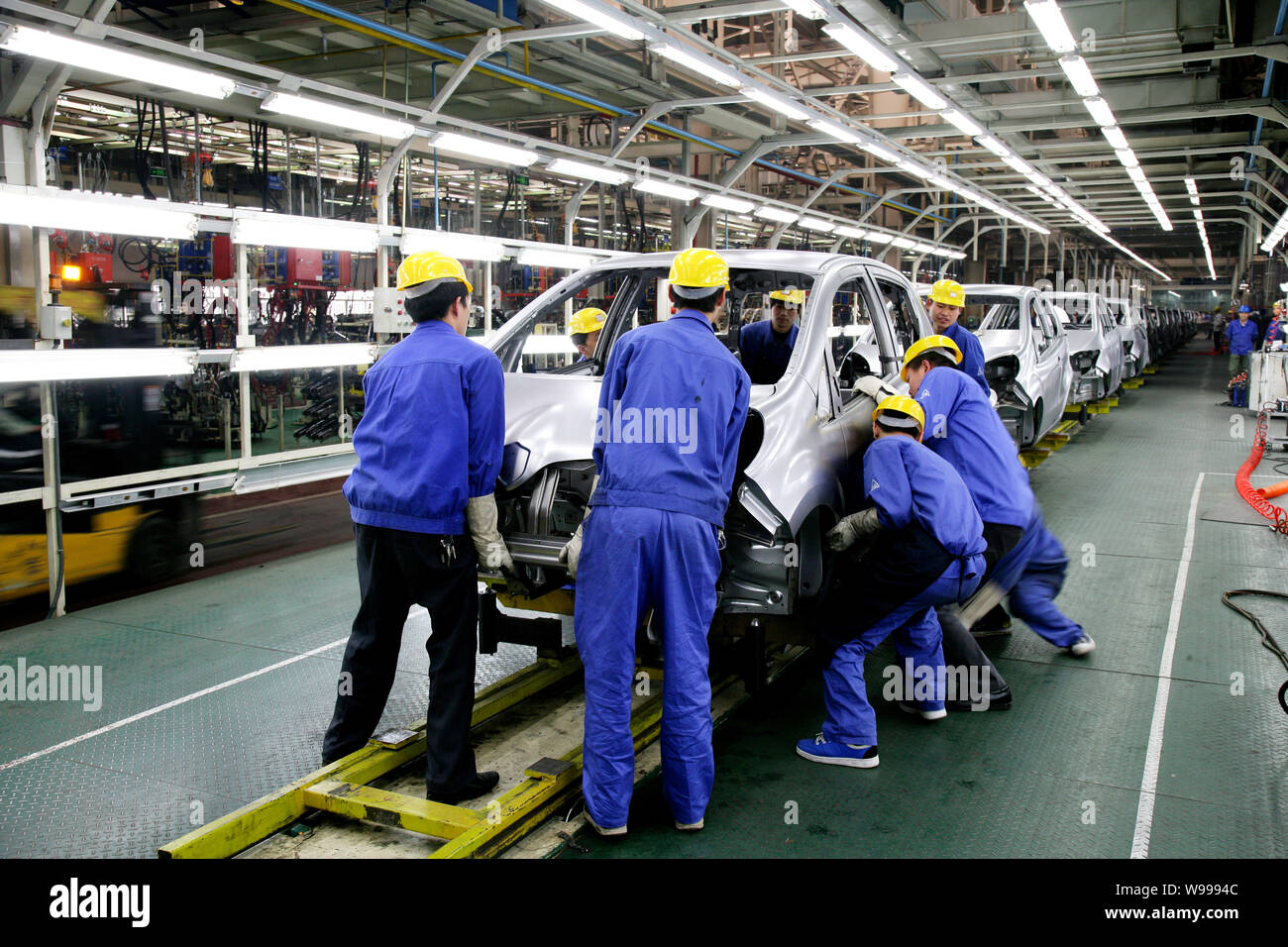 --FILE--Chinese factory workers assemble Chana cars on the assembly ...