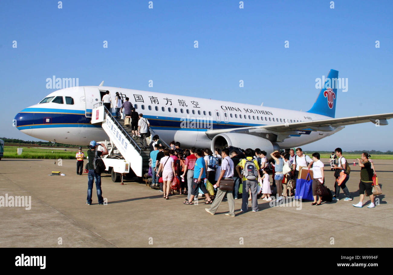 --FILE--Passengers queue up to board an Airbus A320 jet plane of China ...