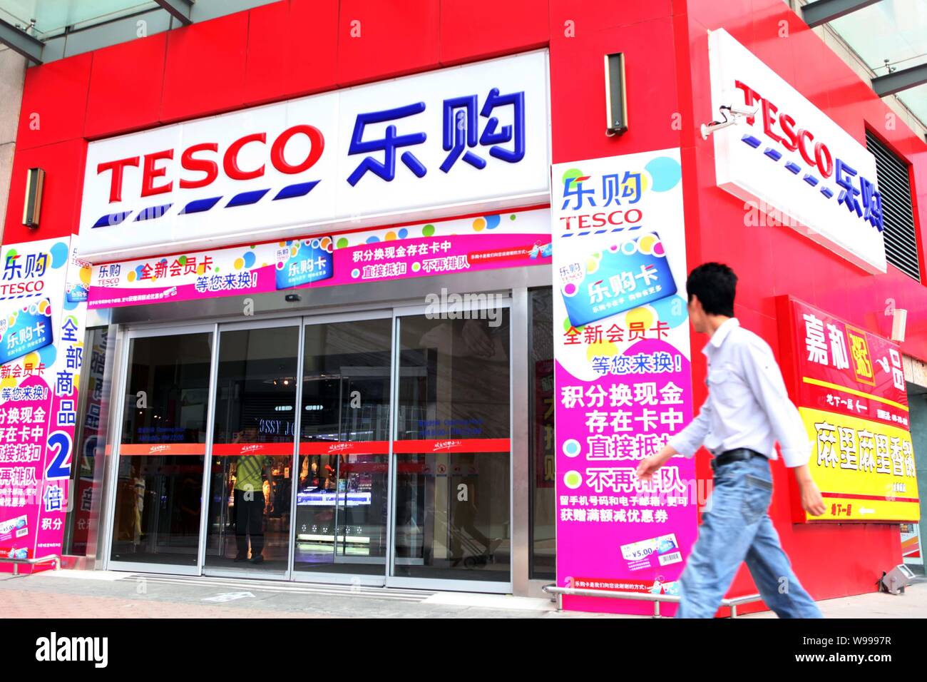Tesco supermarket in beijing china hi-res stock photography and images ...