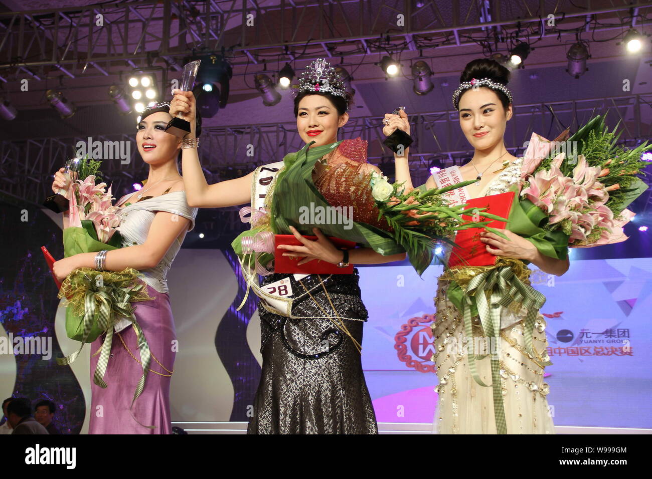 Champion Liu Chen (C), runner-up Li Donge (R) and second runner-up Yu ...