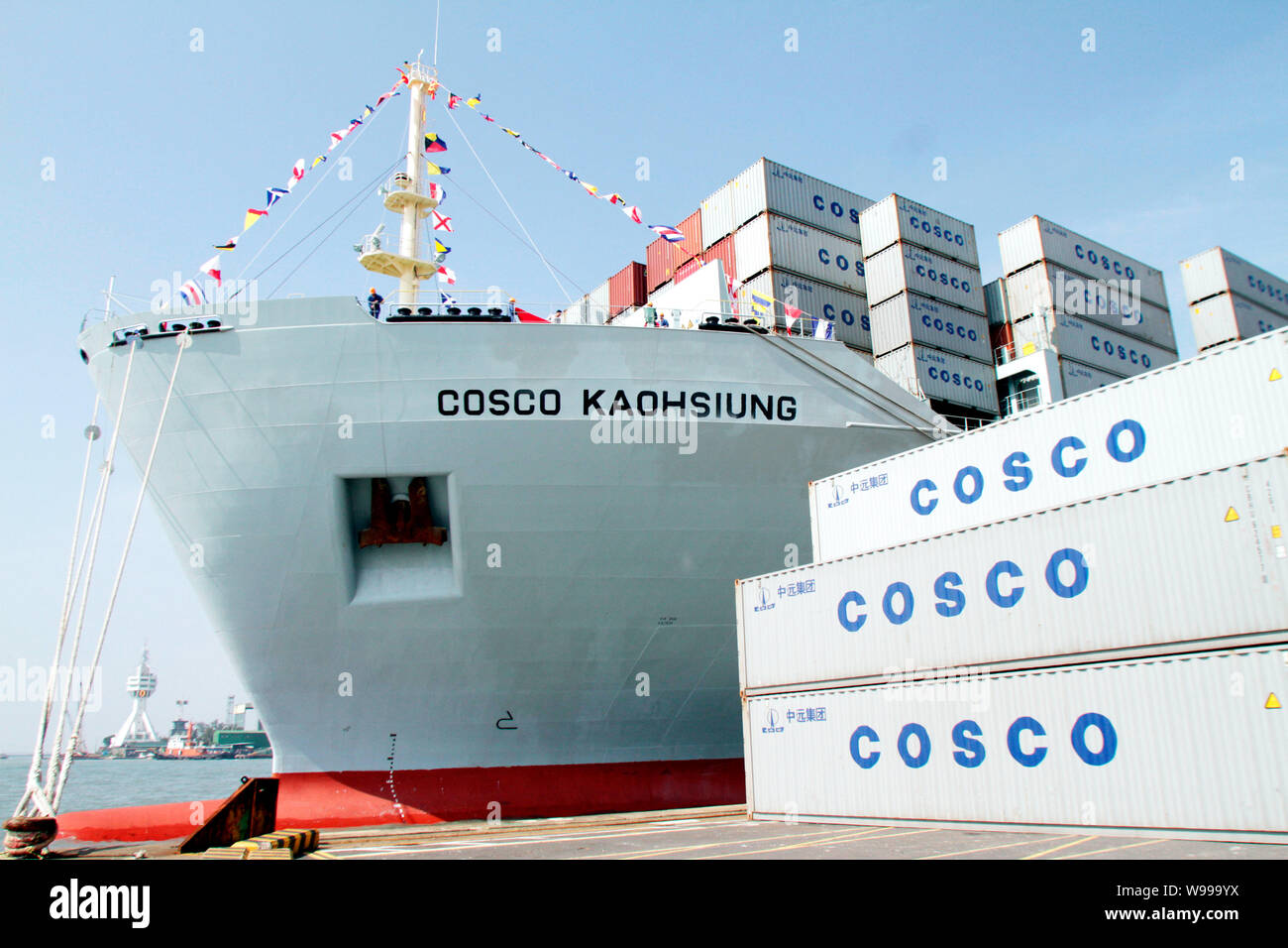 --FILE--Container ship Cosco Kaohsiung loaded with Cosco containers is ...