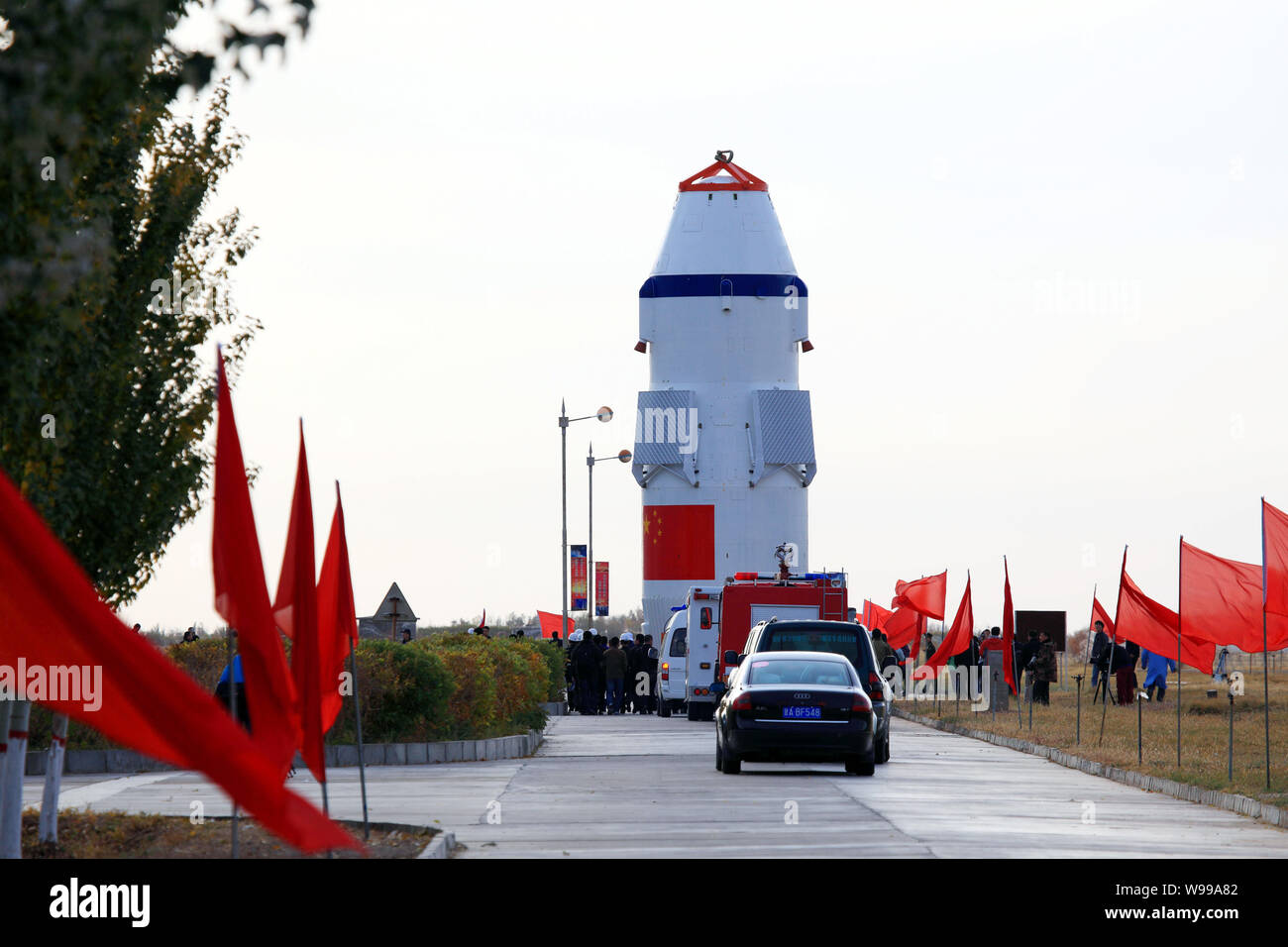 The Shenzhou VIII spacecraft is being moved to the final assembly and ...