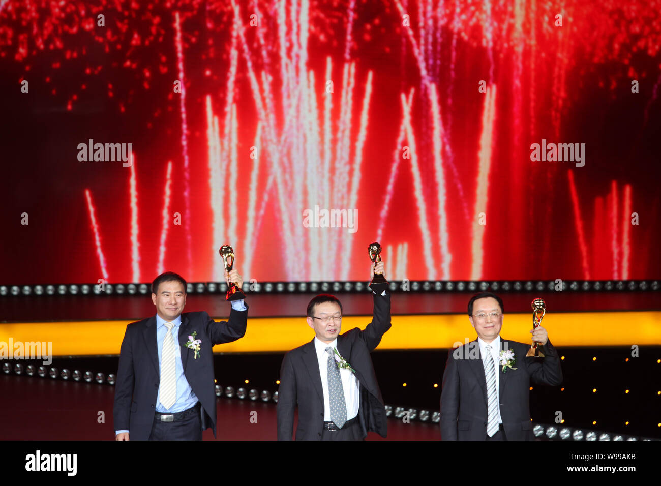 (From left) Cui Weixing, President of Deppon Express, Chen Nian, CEO of ...