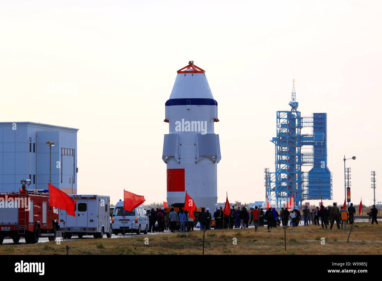 The Shenzhou VIII spacecraft is being moved to the final assembly and ...