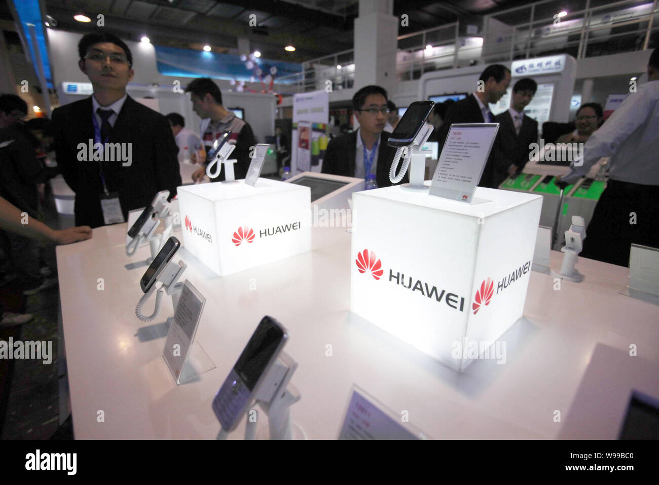 Huawei mobile phones hi-res stock photography and images - Alamy