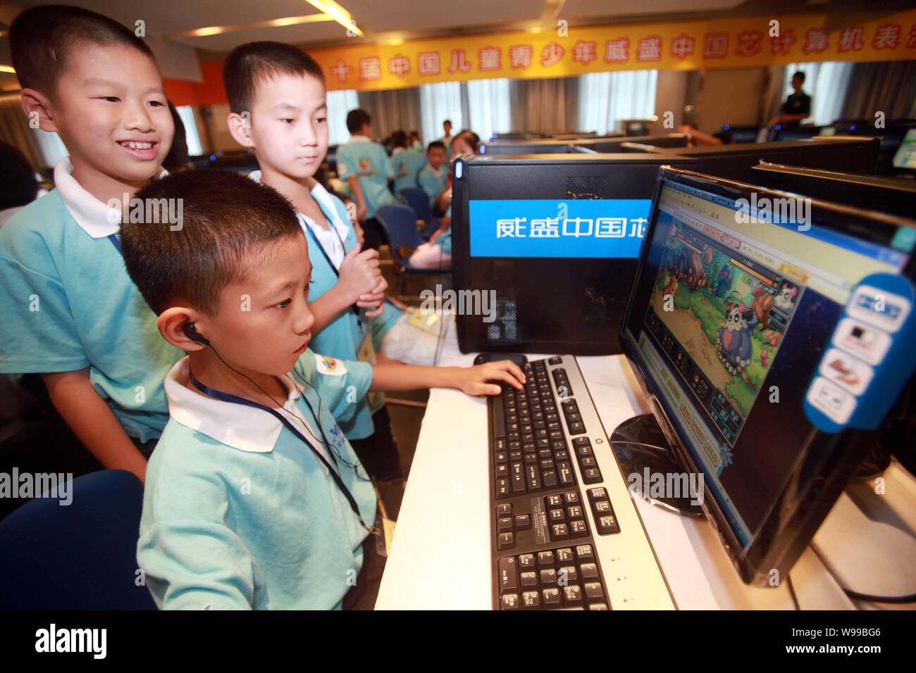 Kids computer skills hi-res stock photography and images - Alamy