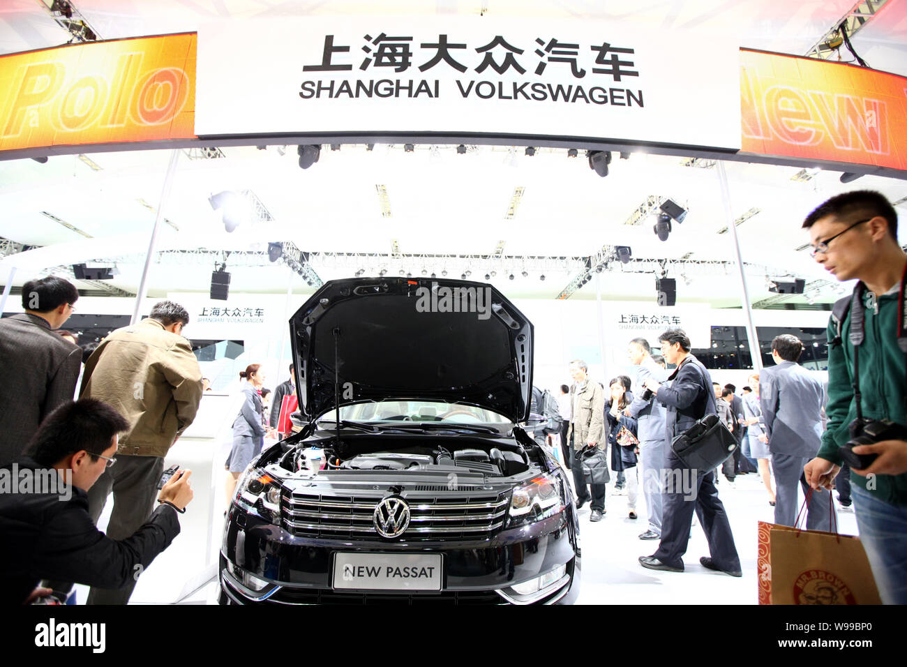 --File--Visitors look at the New Passat at the booth of Shanghai ...