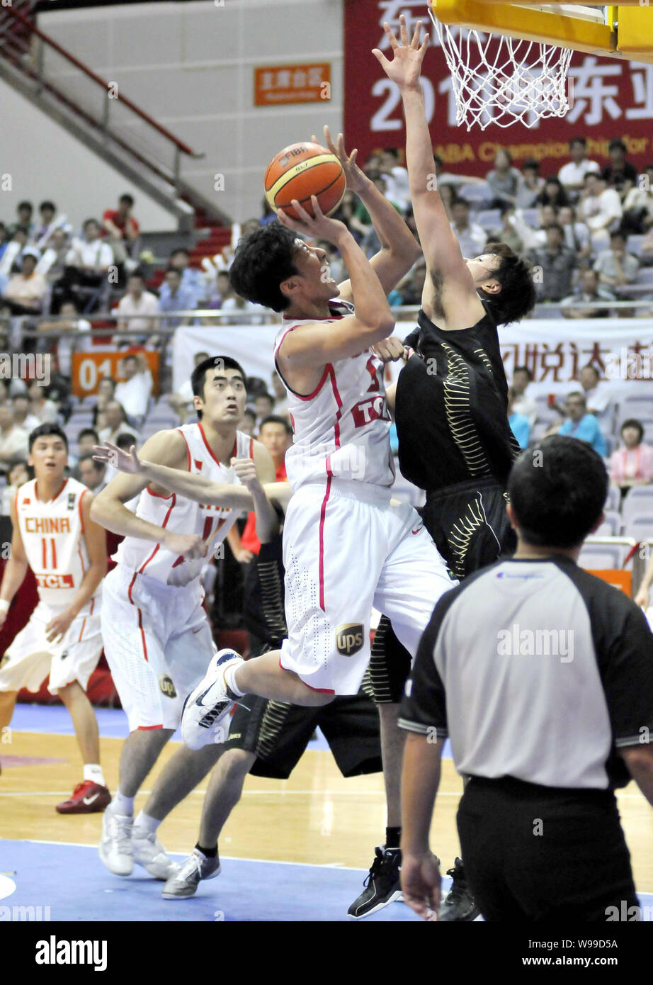 Kosuke Takeuchi of Japan, right, tries to block a shot by Han Shuo of ...